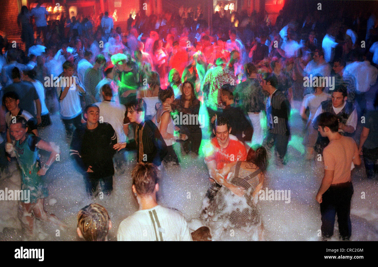Tanzenden jungen Menschen bei einer Schaumparty in Bremen, Deutschland ...