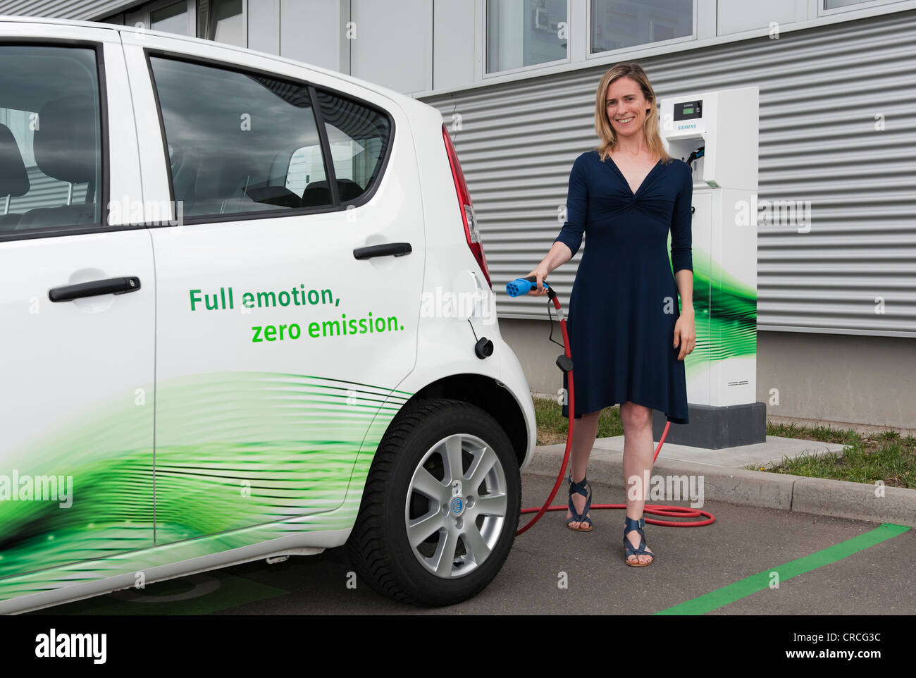 E auto aufladen -Fotos und -Bildmaterial in hoher Auflösung – Alamy