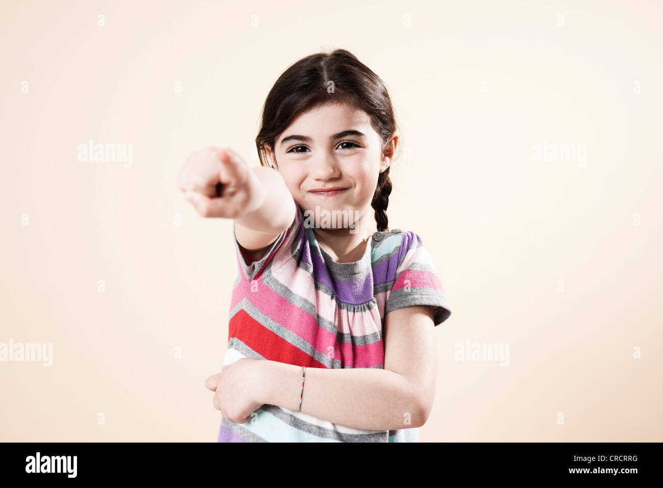 Grinsende Mädchen zeigen ihre finger Stockfotografie - Alamy