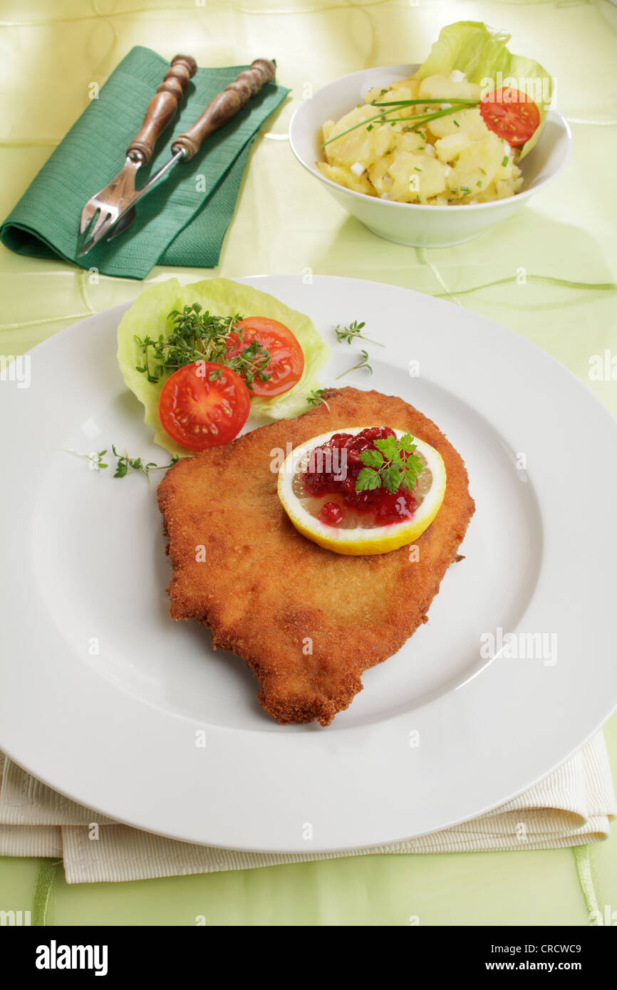 Wienerschnitzel mit Kartoffelsalat, Zitrone und Preiselbeeren ...