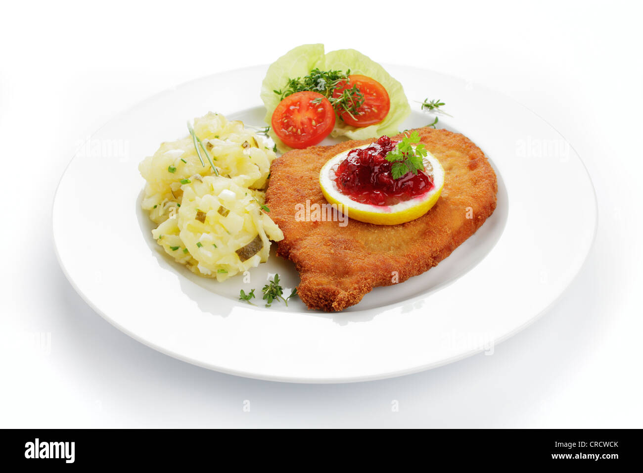 Wienerschnitzel mit Kartoffelsalat, Zitrone und Preiselbeeren ...