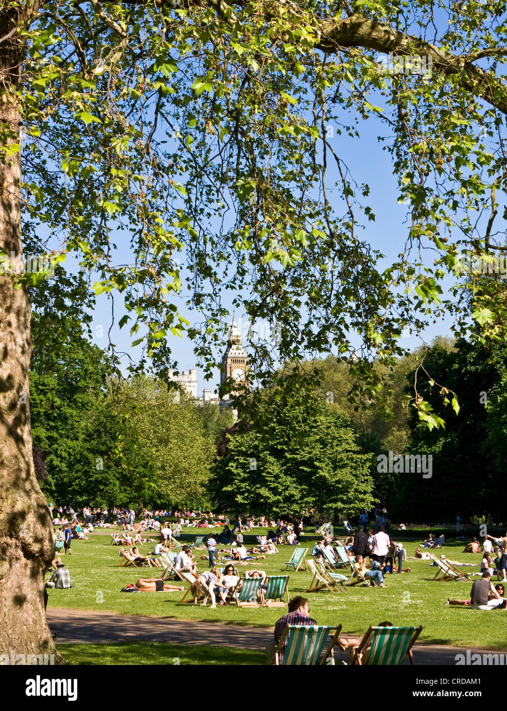 Massen, Sonnenbaden und Relaxen im Frühsommer St James Park London ...