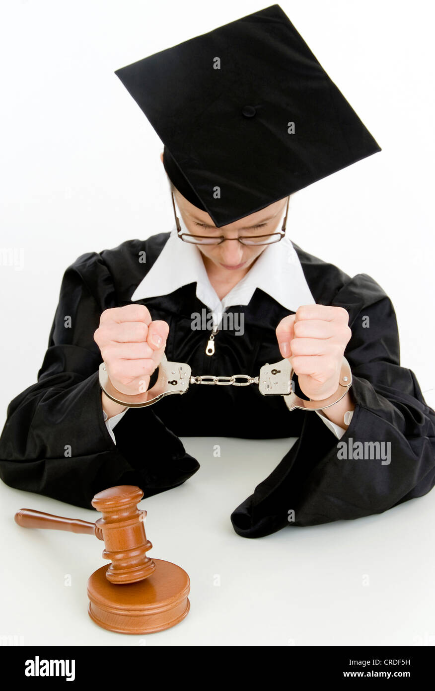 Frau in handschellen vor gericht -Fotos und -Bildmaterial in hoher ...