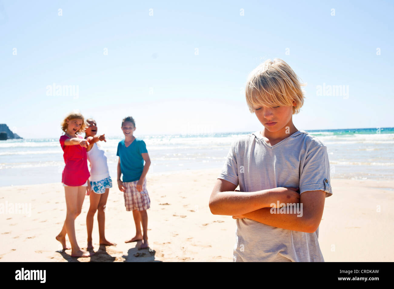 Jugendliche am Strand, junge ist lächerlich gemacht, Camaret-Sur-Mer ...
