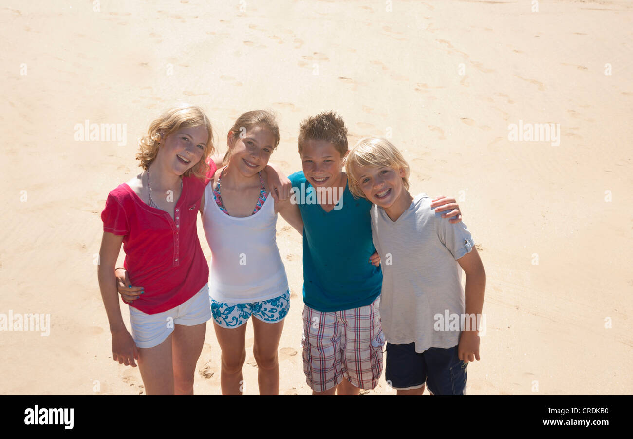 Jugendliche am Strand, Camaret-Sur-Mer, Finistere, Bretagne, Frankreich ...