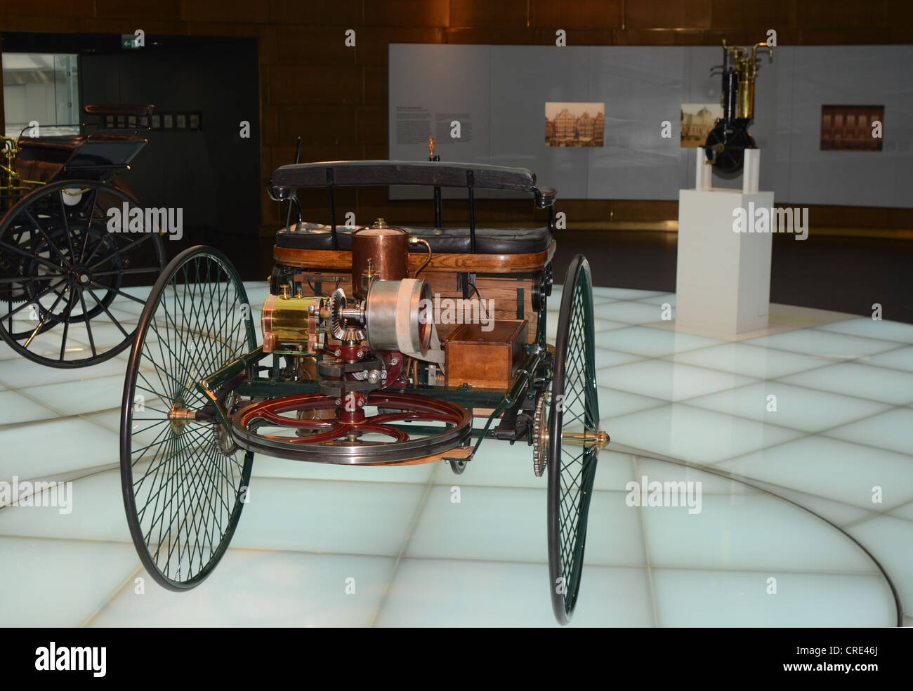 Bild des ersten Autos mit Verbrennungsmotor in der Welt wie im Mercedes ...