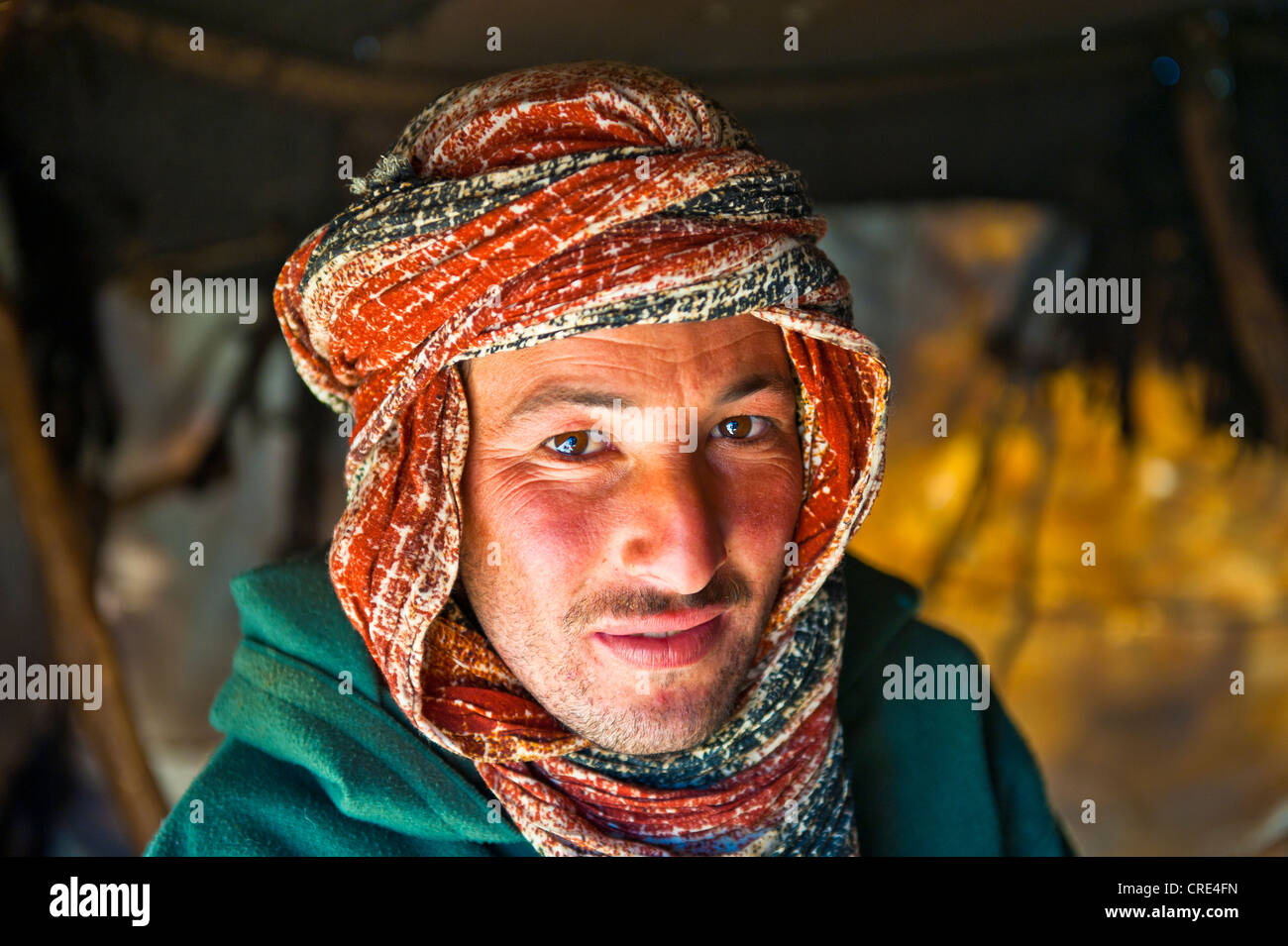 Nomaden, die turbane tragen -Fotos und -Bildmaterial in hoher Auflösung ...