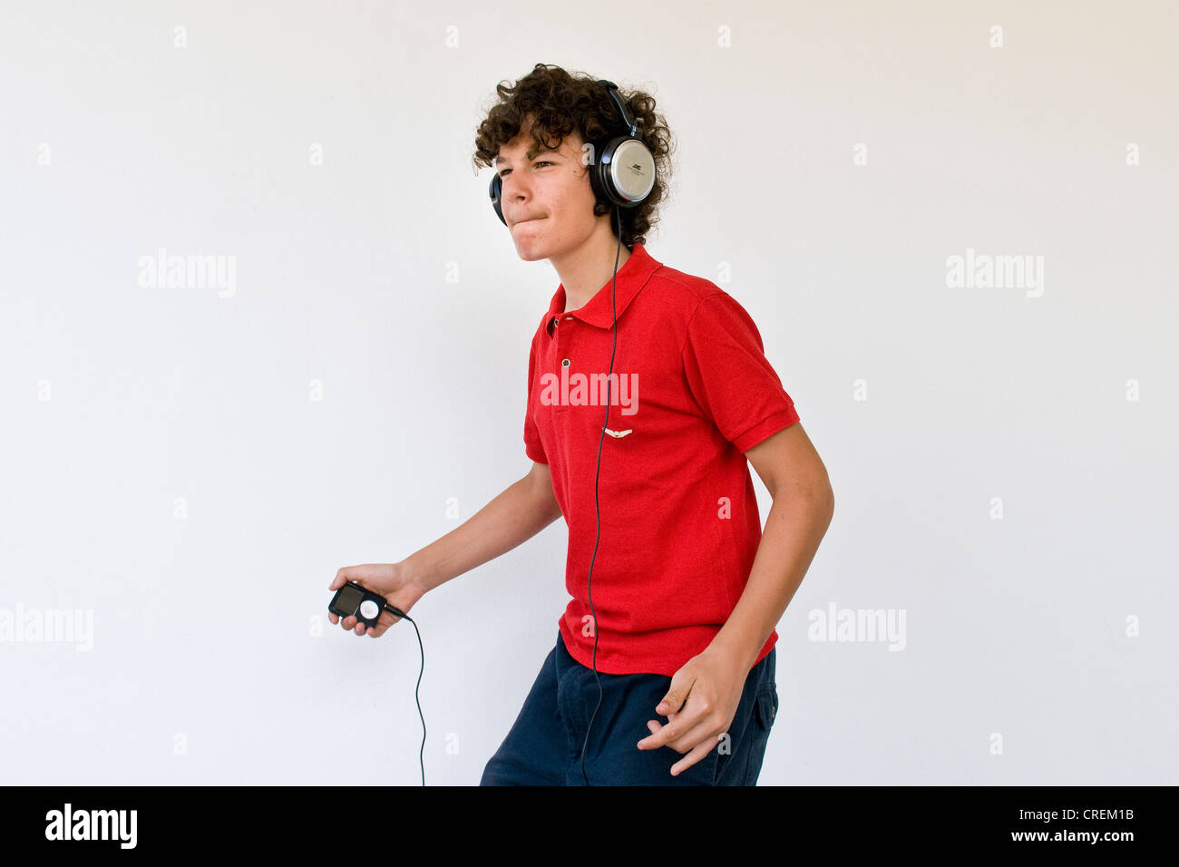 Junge Musik hören Stockfotografie - Alamy