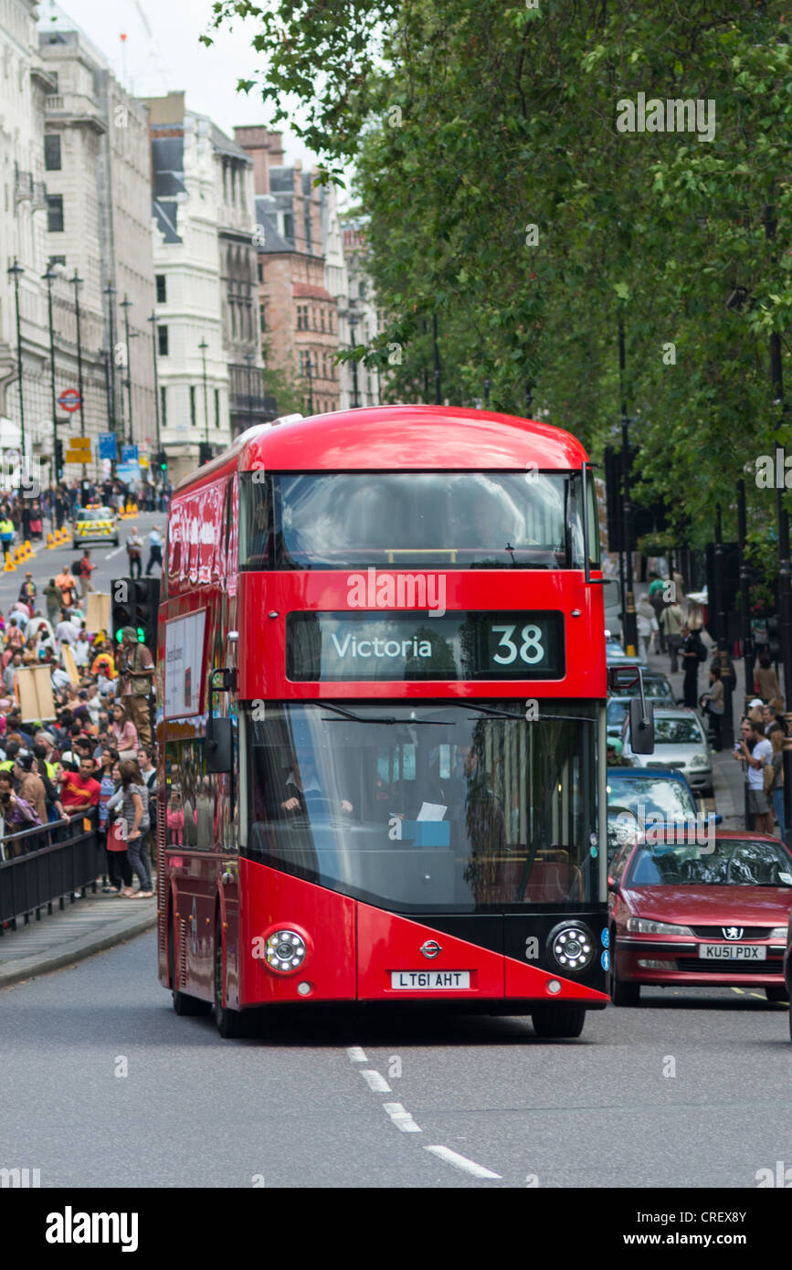 Der neue Bus für London, auch bekannt als die neue Routemaster ...