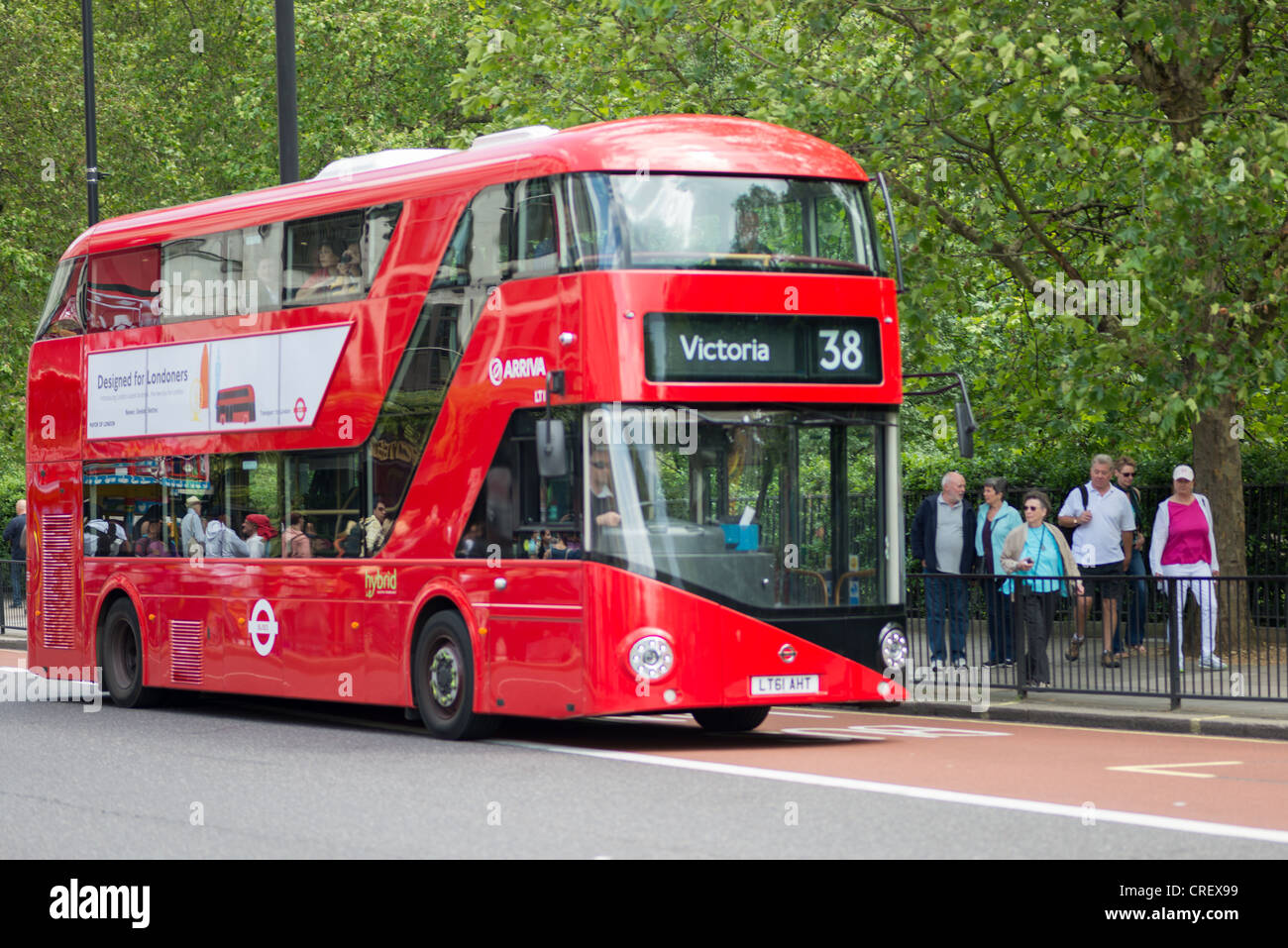 London bus side view -Fotos und -Bildmaterial in hoher Auflösung – Alamy