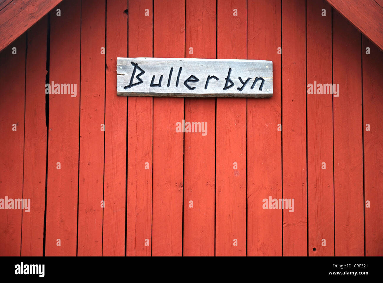 Hinweisschild "Bullerbü" bei Fassade, Schweden, Sevedstorp, Bullerbü ...