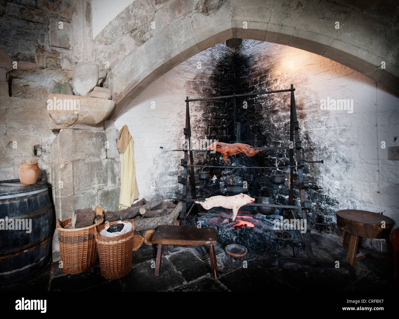 Medieval spit roast -Fotos und -Bildmaterial in hoher Auflösung – Alamy