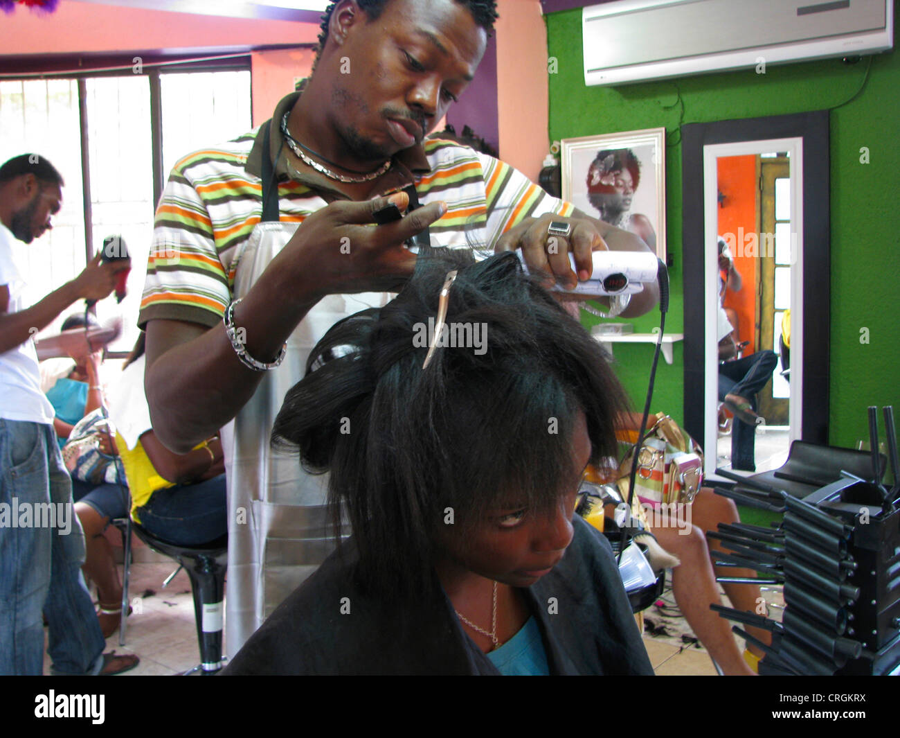 Junge schwarze Frau und Haare Kommode in einen Barber Shop, Haiti ...
