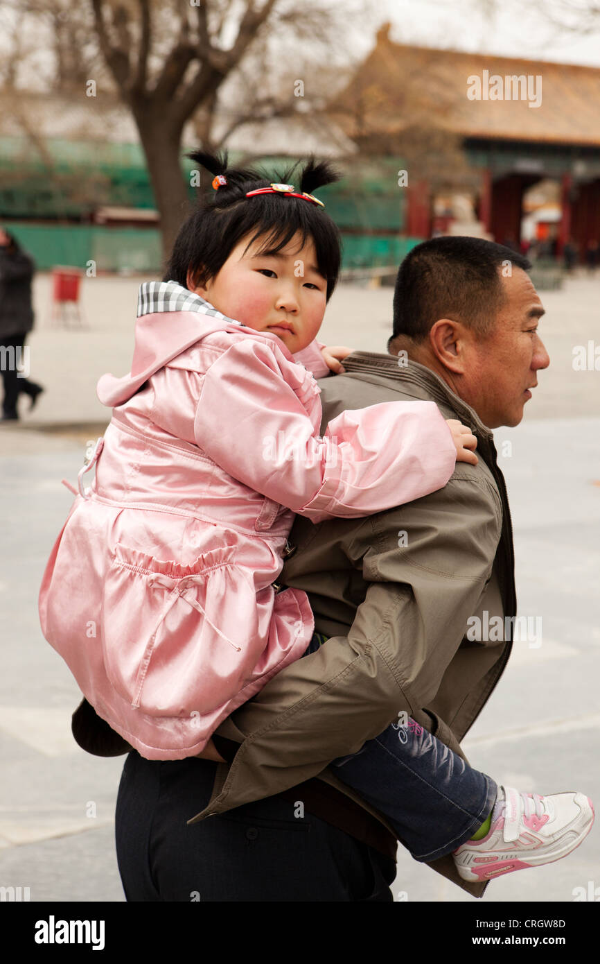 Vater Huckepack Tochter zur verbotenen Stadt, Peking, China ...