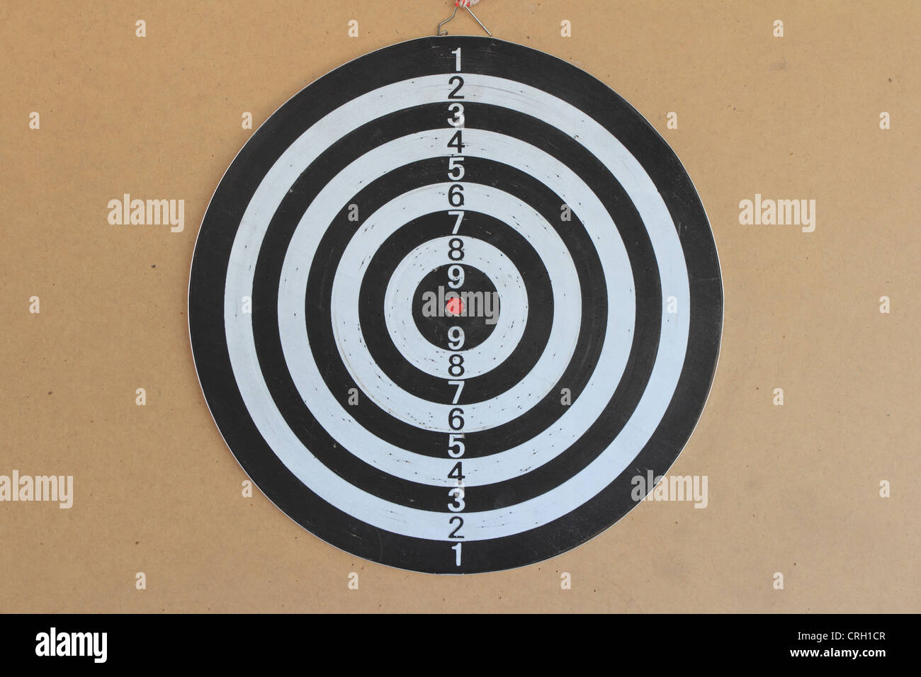 Dartscheibe mit darts Stockfotografie - Alamy