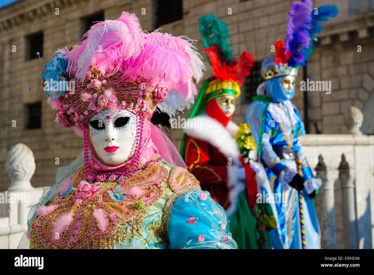 Menschen tragen Masken an den Karneval von Venedig, Italien ...