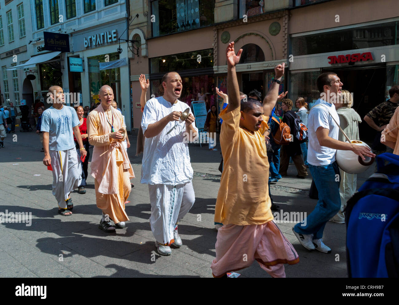 Hari krishna mitglieder chanten -Fotos und -Bildmaterial in hoher ...
