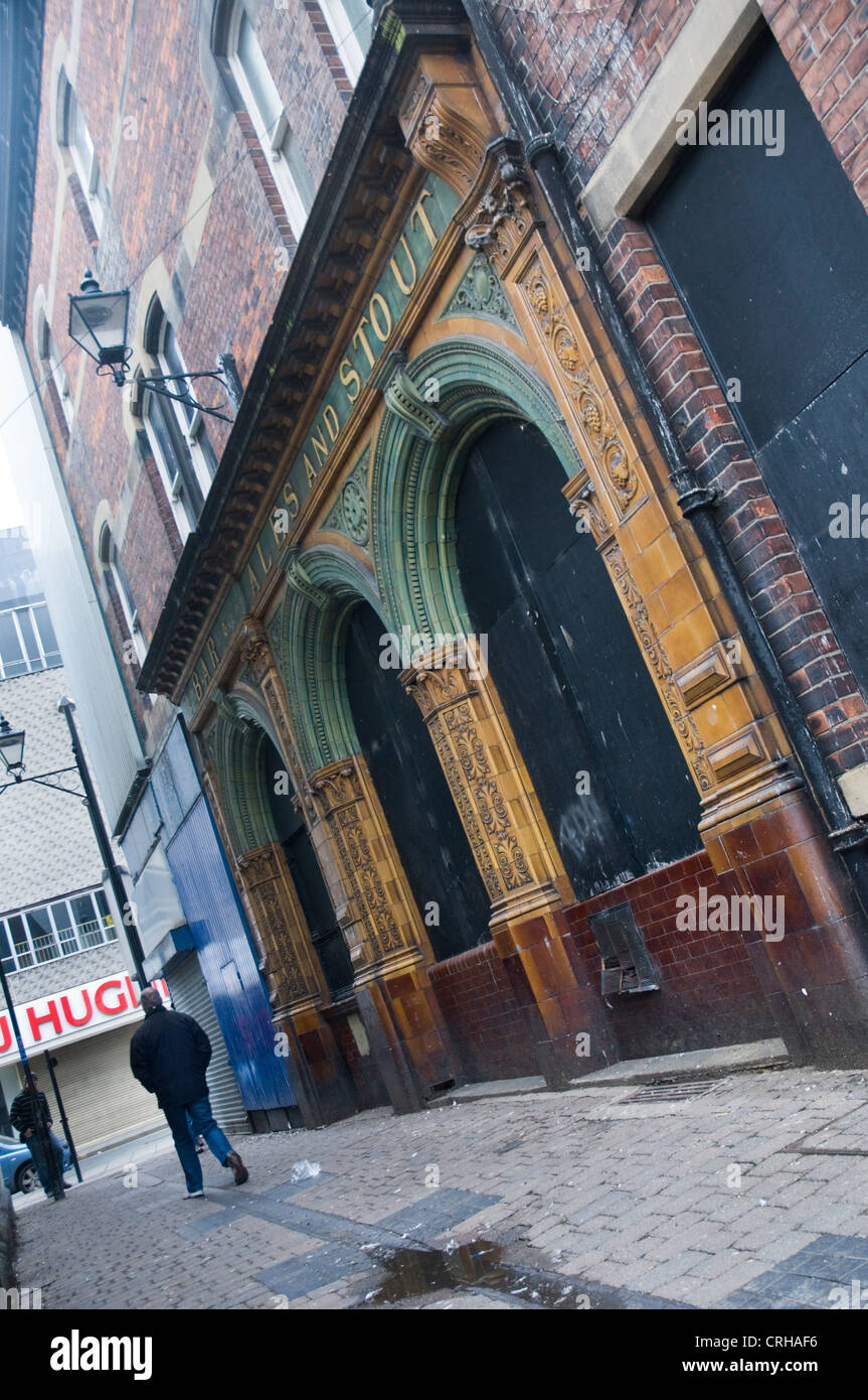 TA-Person geht es vorbei an der Fassade eines alten Pub unten eine ...