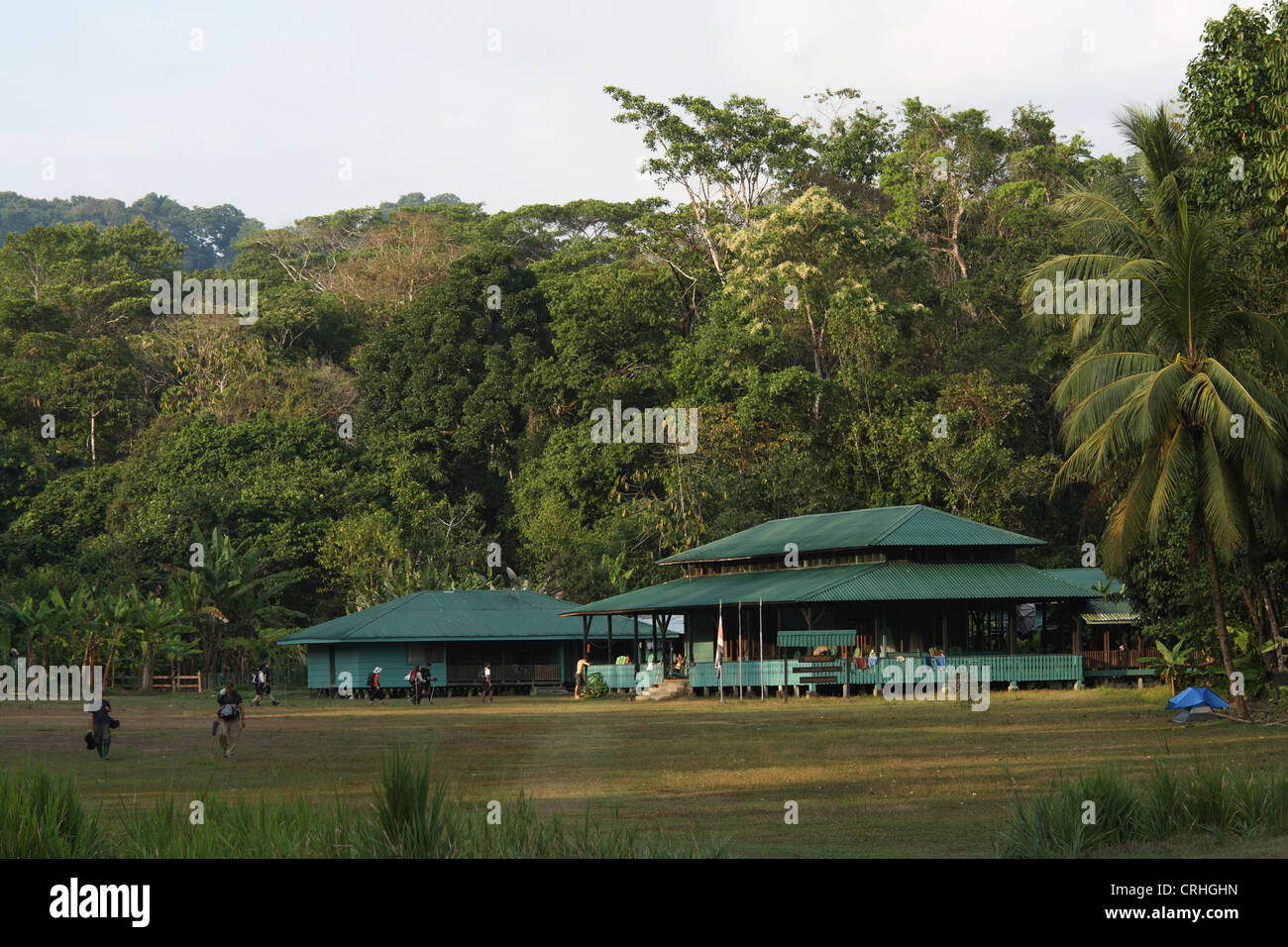 Touristen und Filmcrew an Sirena Ranger Station, Corcovado Nationalpark ...