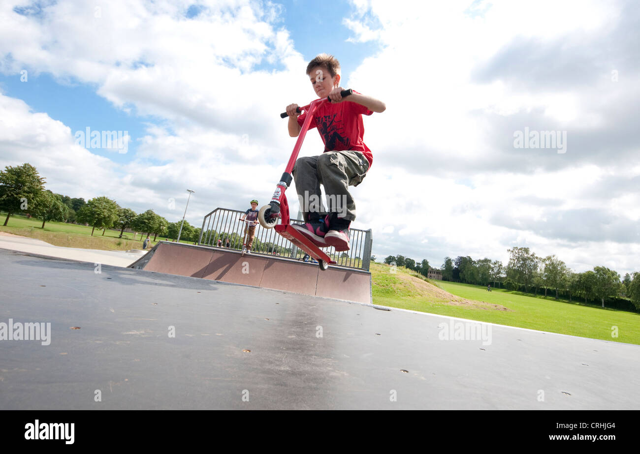 Scooter jump ramps -Fotos und -Bildmaterial in hoher Auflösung – Alamy
