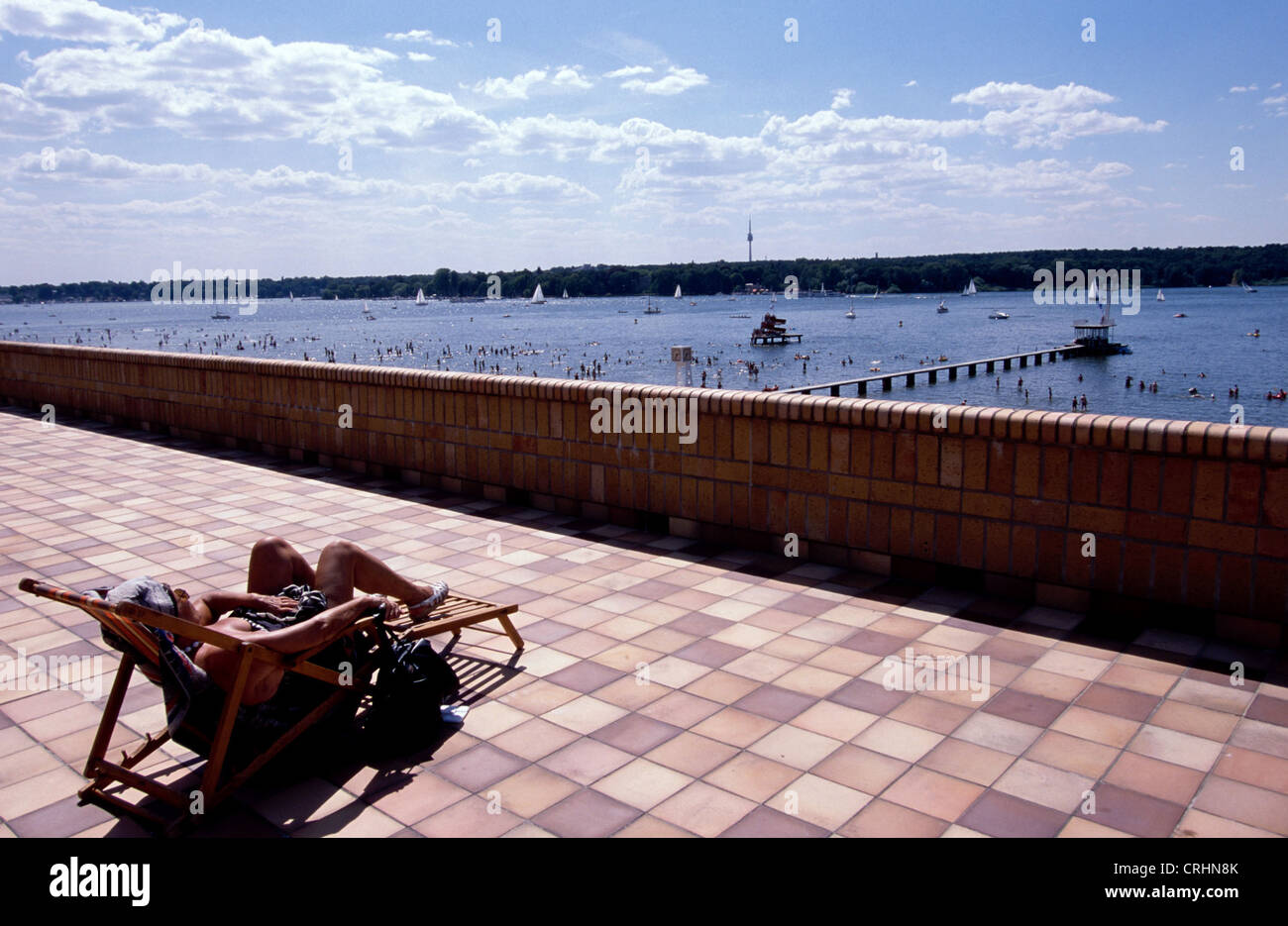 Berlin, Deutschland, Sonnenanbeterin Strandbad Wannsee Stockfotografie ...