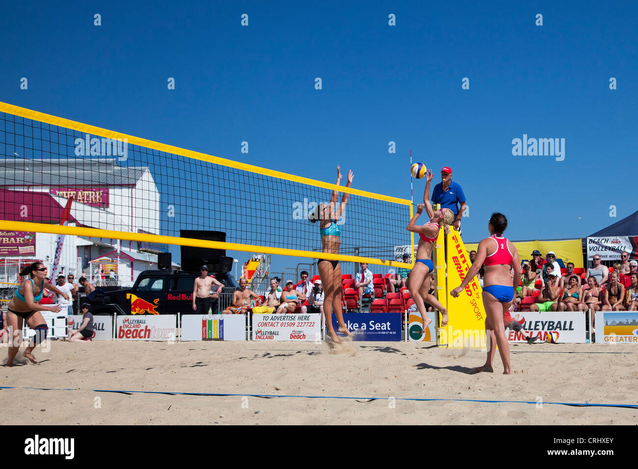 Frauen Beach-Volleyball-Spiel bei Great Yarmouth Stockfotografie - Alamy