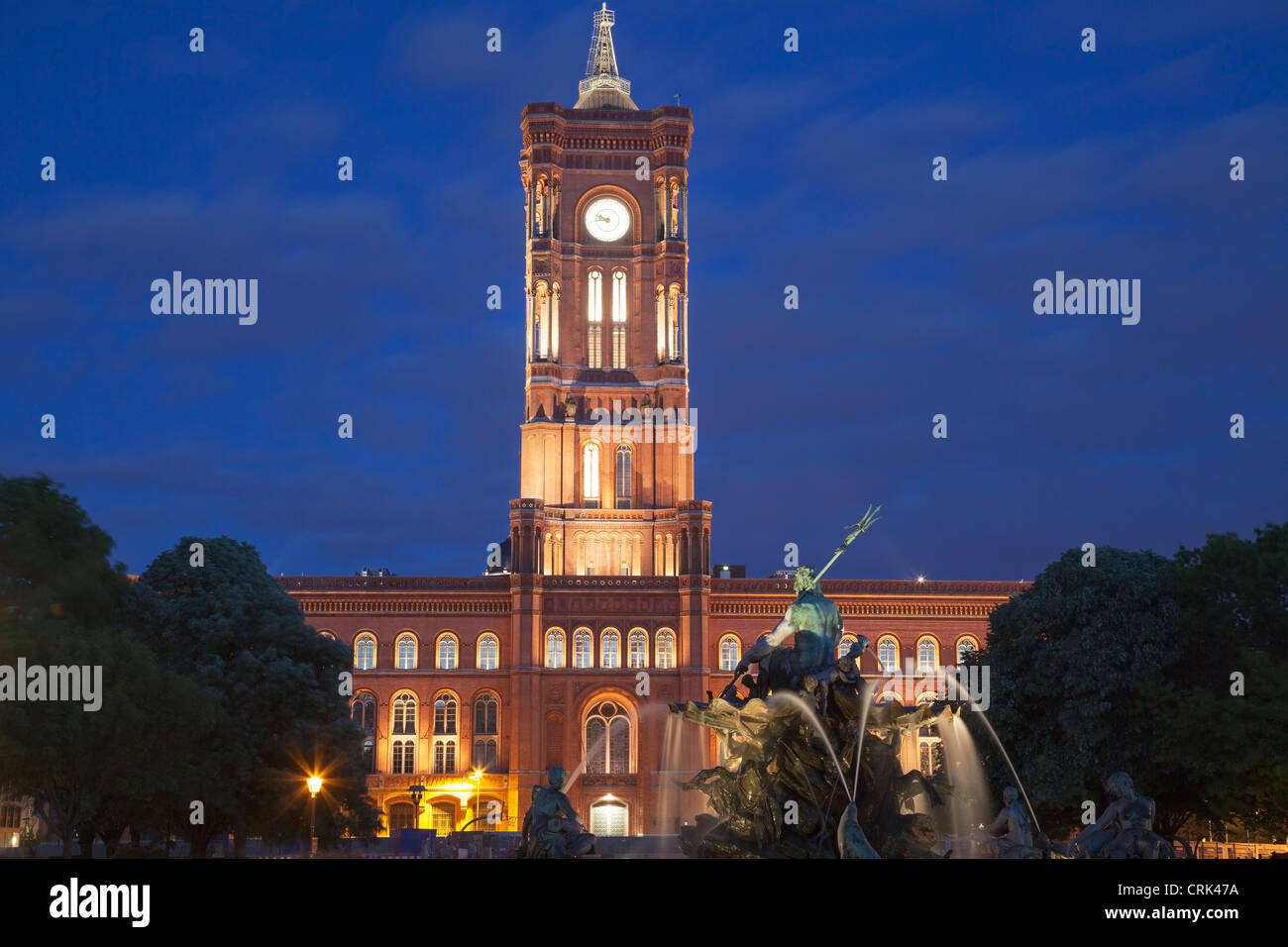 Rotes rathaus -Fotos und -Bildmaterial in hoher Auflösung – Alamy