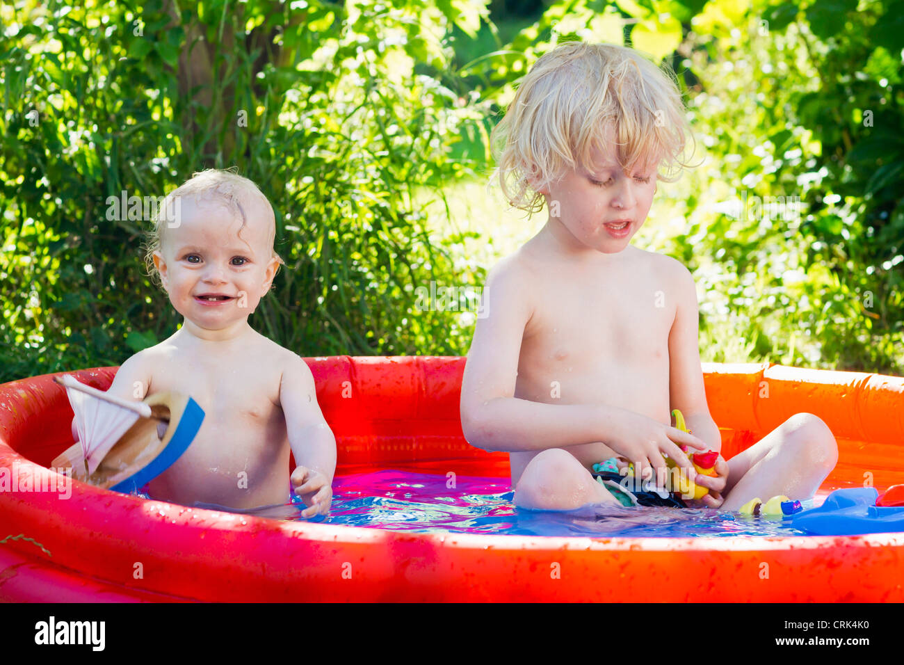 Kinder Spielen In Aufblasbaren Stockfotos und -bilder Kaufen - Alamy