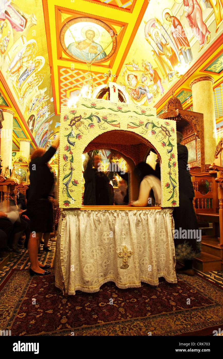 Das Epitaph (Bier of Christ) ist mit Blumen in der orthodoxen Kirche in ...