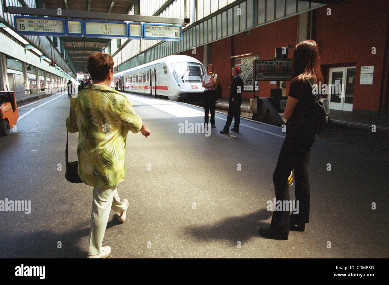 Intercity express stuttgart -Fotos und -Bildmaterial in hoher Auflösung ...