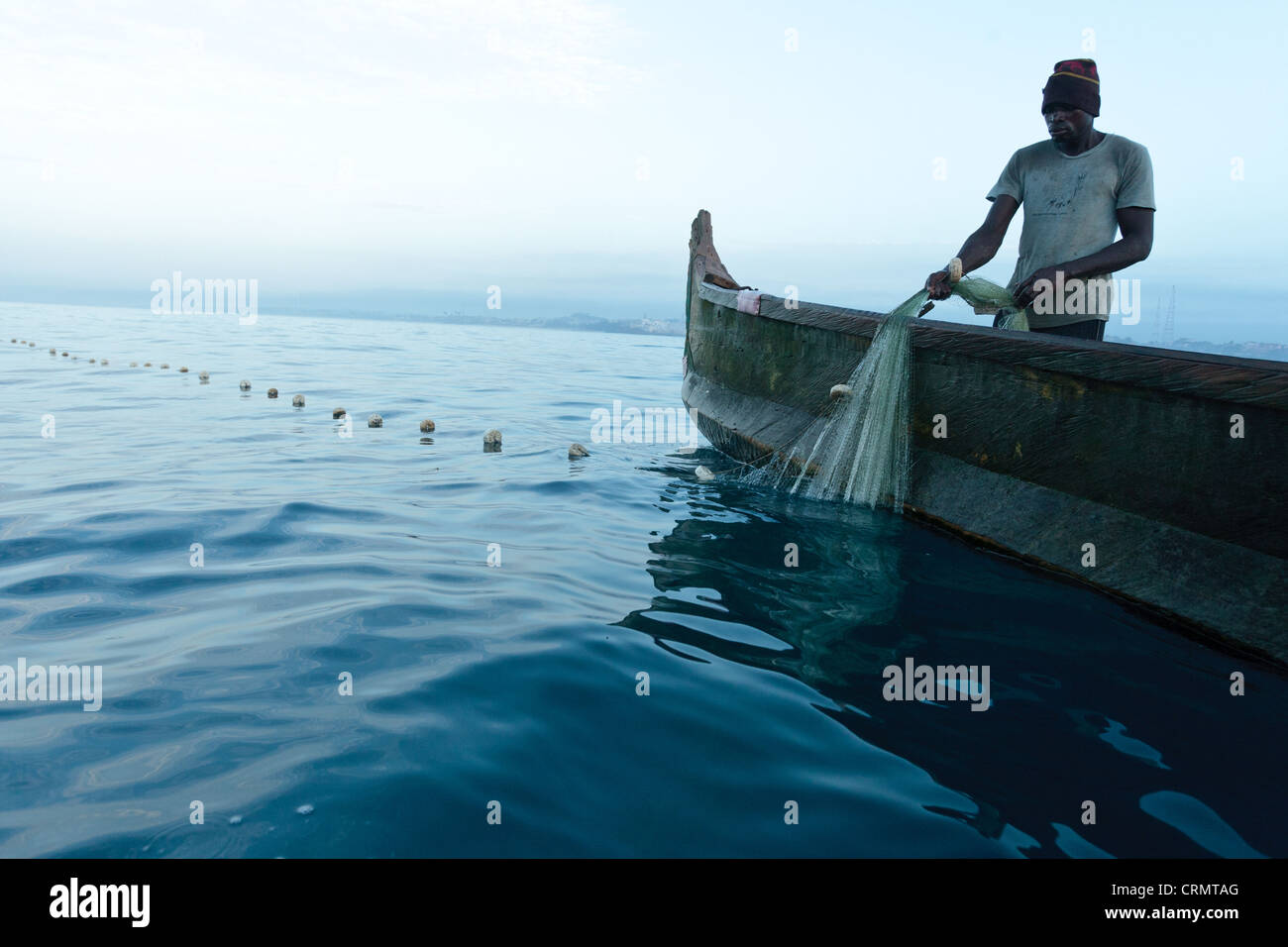 Fischer ziehen ihre Netze beim Angeln vor der Küste in der Nähe von ...