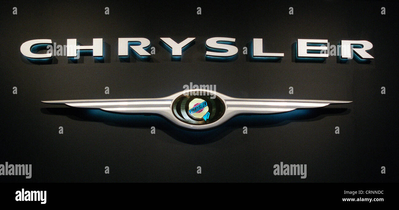 Logo der Marke Chrysler Auto auf einem dunklen Hintergrund ...
