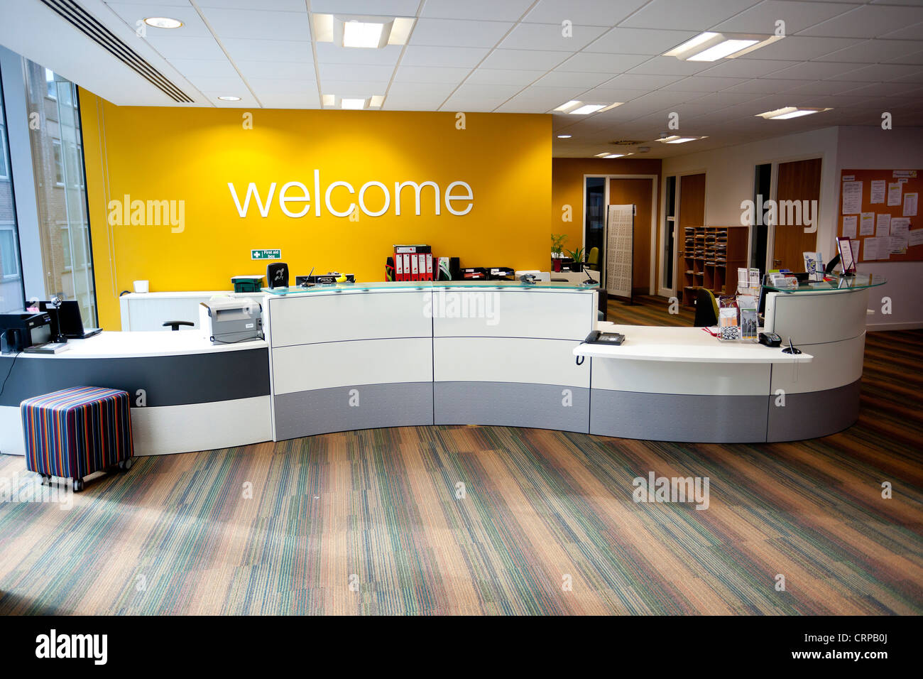 Willkommen Sie Schild und Rezeption und eine moderne Rezeption Bereich ...