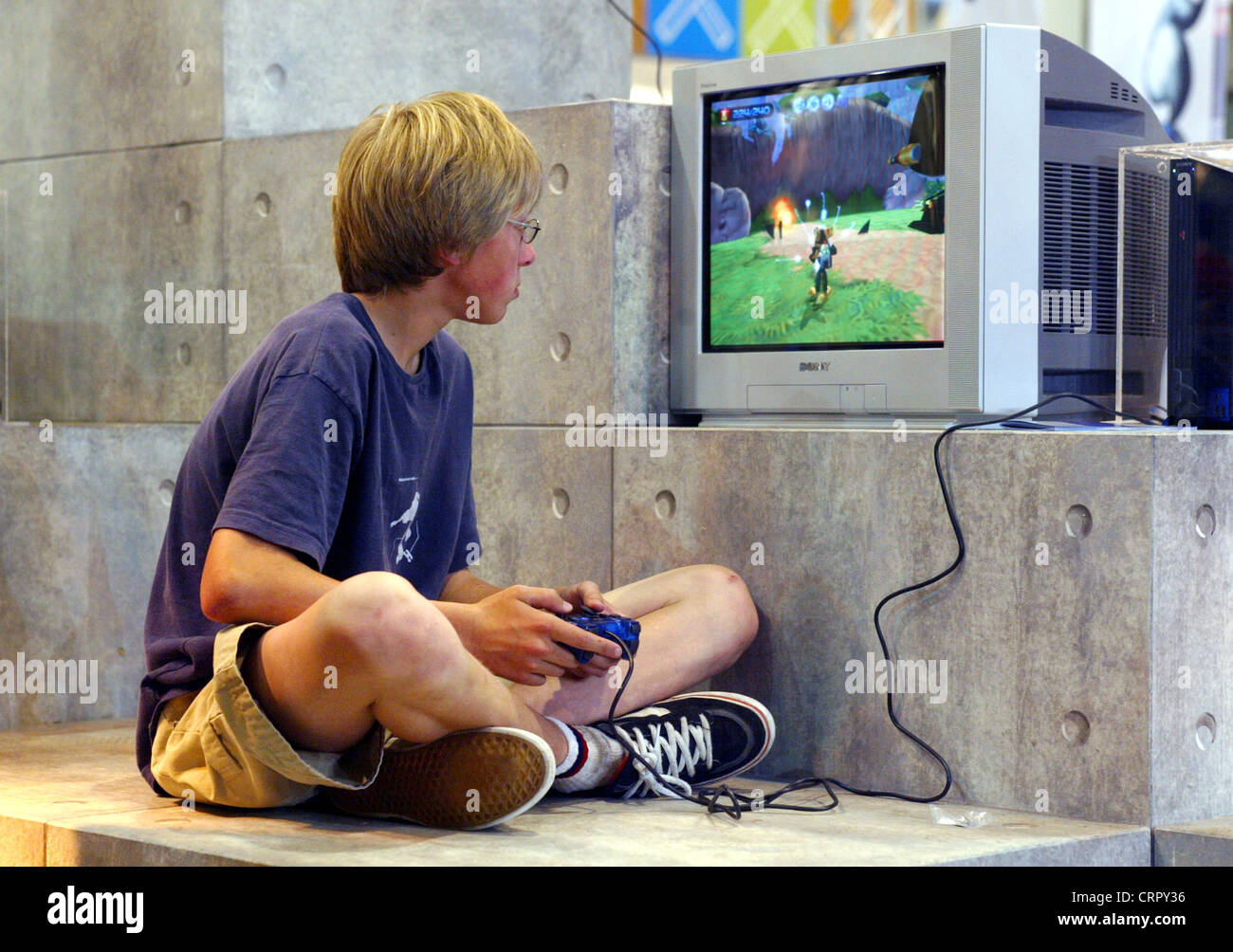 Junge spielt mit der Sony Playstation 2 über Sie Fair Stockfotografie ...