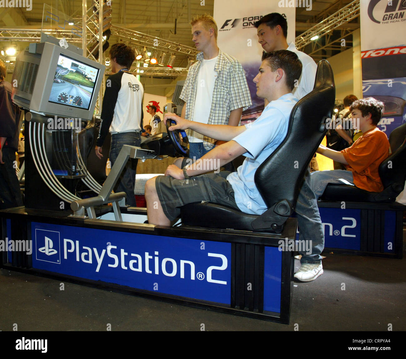 People play on sony playstation -Fotos und -Bildmaterial in hoher ...