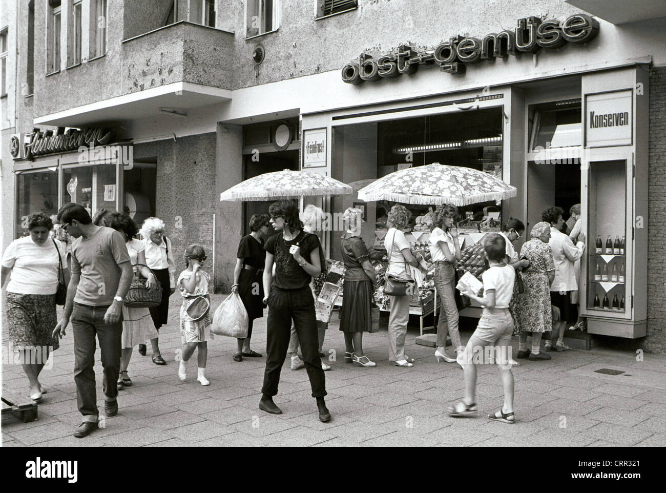 Straßenszene, Ost-Berlin 1986 Stockfotografie - Alamy