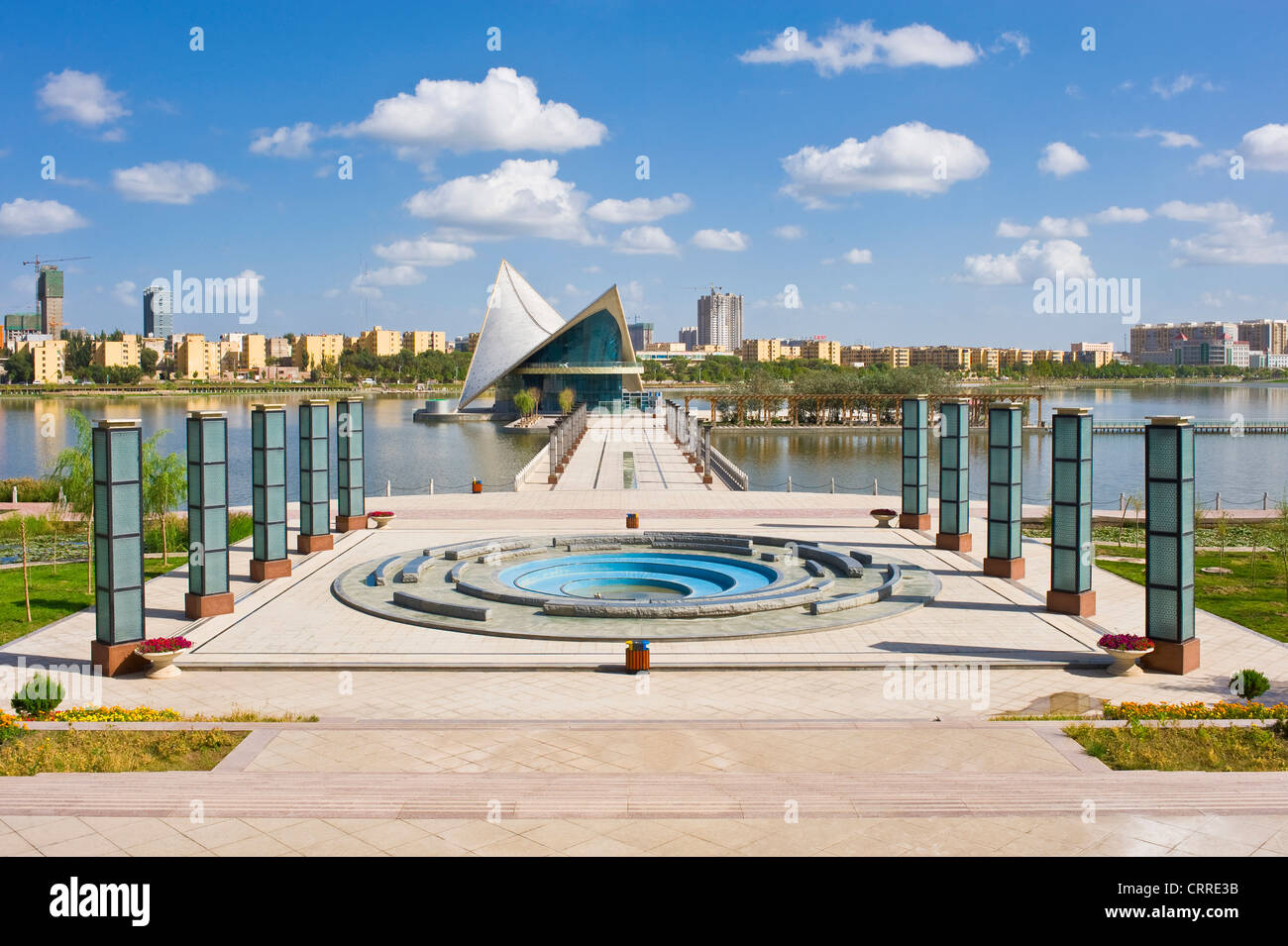 Ein Blick auf den Pavillion in Donghu Park mit Kashgar Stadtbild hinter ...