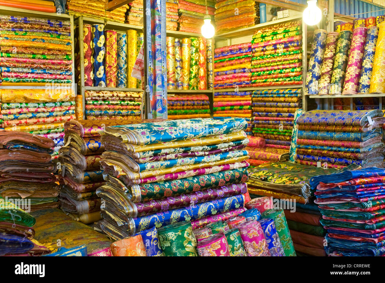 Bunte Walzen Seidenstoff in der Western-Central Asia Markt (Basar) von ...