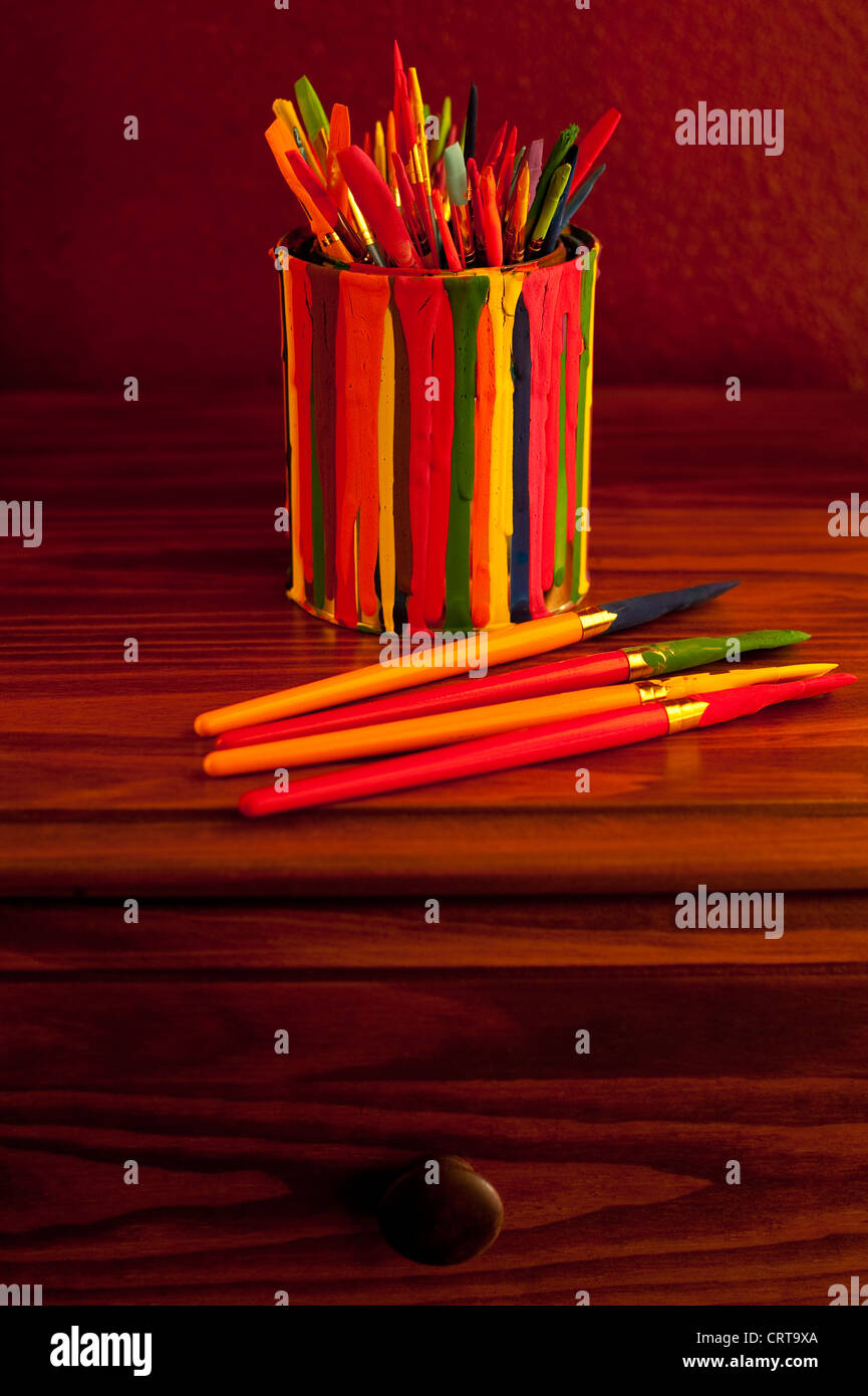 Pinsel in einer Farbe kann auf dem Schreibtisch studio Bild ...