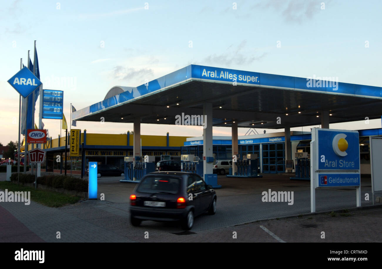 Aral petrol station -Fotos und -Bildmaterial in hoher Auflösung – Alamy