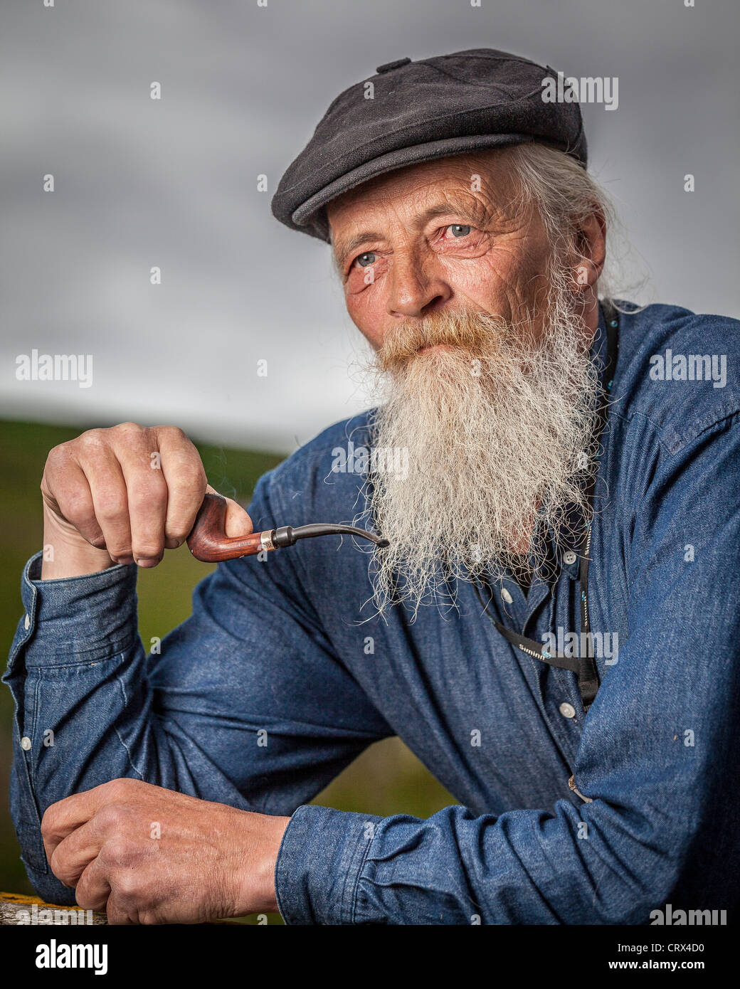 Bauer raucht pfeife -Fotos und -Bildmaterial in hoher Auflösung – Alamy