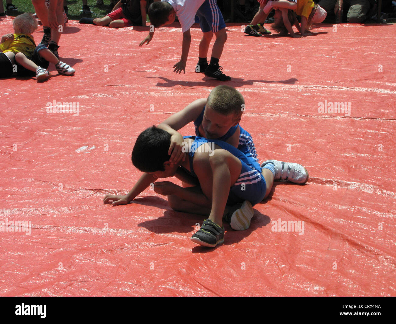 Sport jungs -Fotos und -Bildmaterial in hoher Auflösung – Alamy