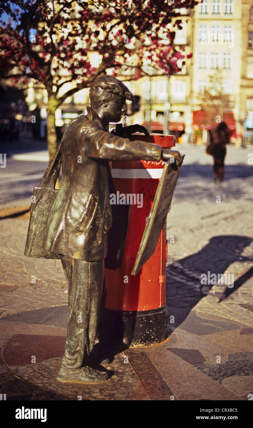 Postman statue -Fotos und -Bildmaterial in hoher Auflösung – Alamy