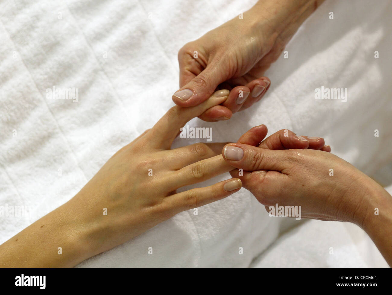 Spa-Behandlung - Hand-Massage Stockfotografie - Alamy