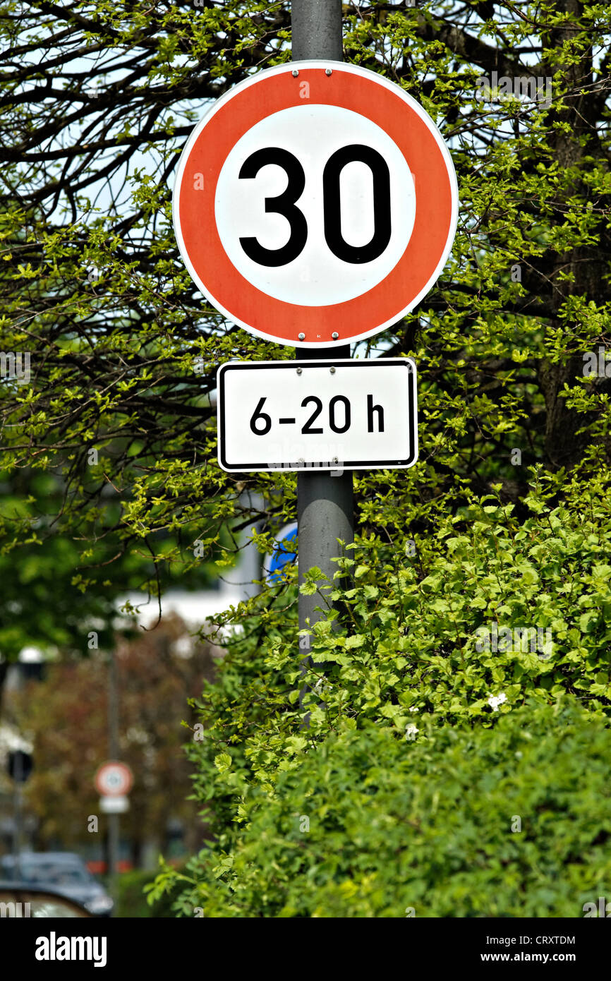 German speed limit traffic sign -Fotos und -Bildmaterial in hoher ...