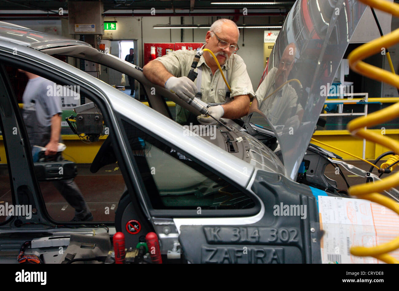 Production line at opel factory -Fotos und -Bildmaterial in hoher ...