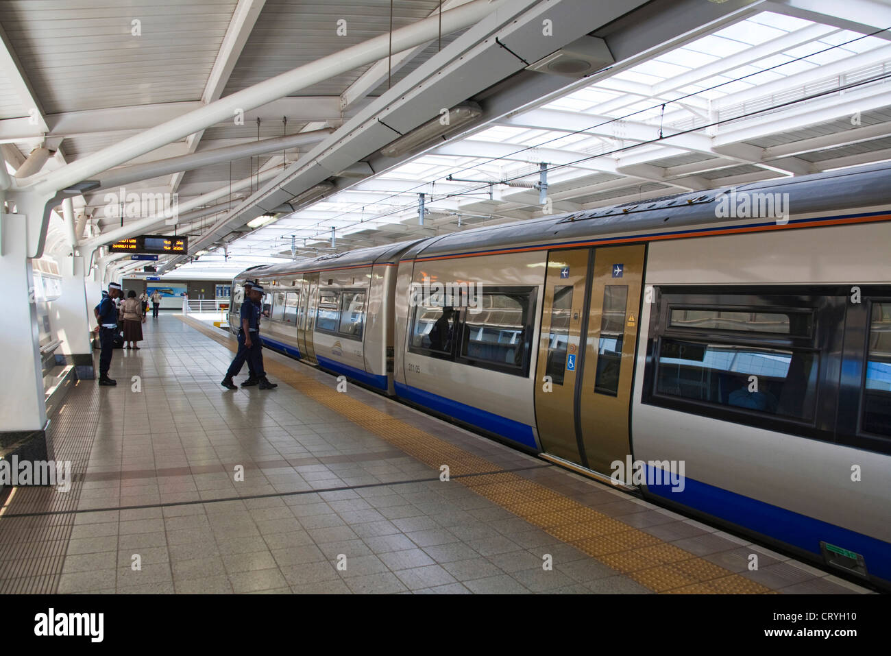 Der Gautrain geparkt an OR Tambo Station mit Sicherheitspersonal ...