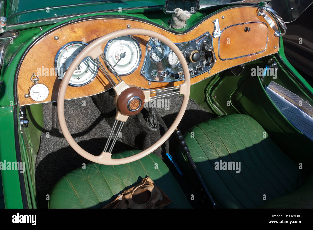 Mg steering wheel dashboard classic -Fotos und -Bildmaterial in hoher ...