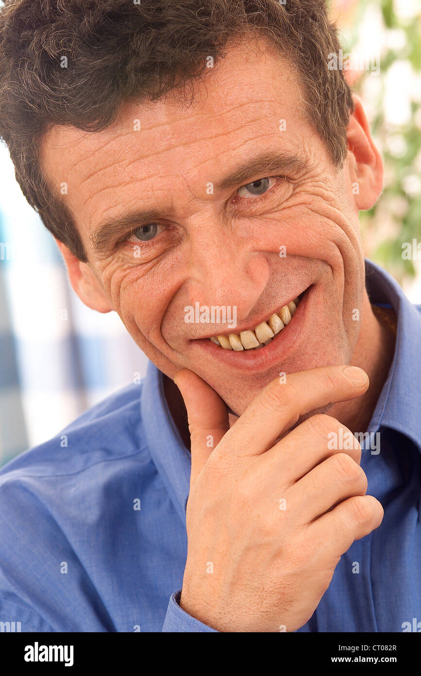Portrait 65 yr old man -Fotos und -Bildmaterial in hoher Auflösung – Alamy