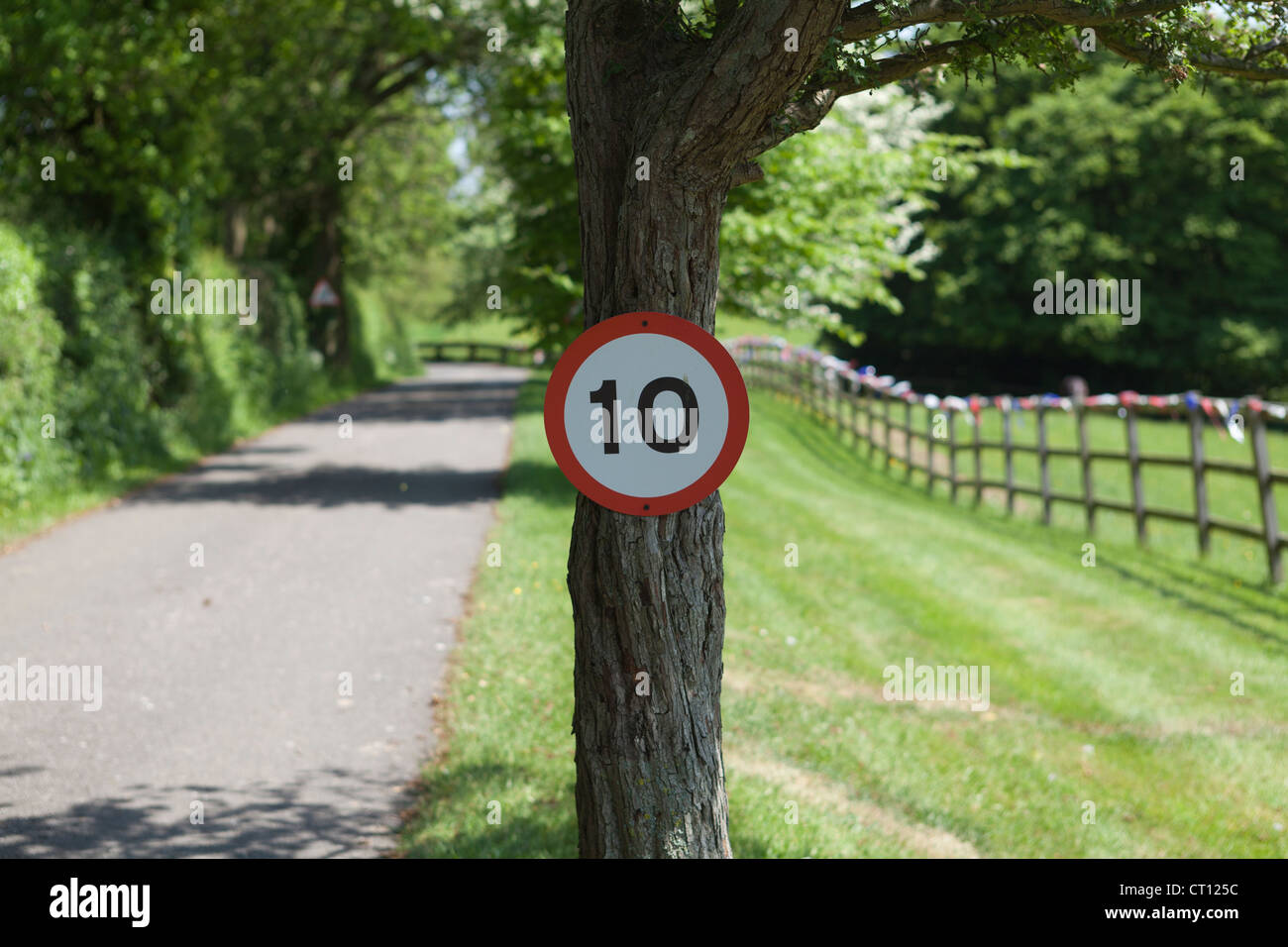 Zeichen langsam 10 meilen pro stunde -Fotos und -Bildmaterial in hoher ...